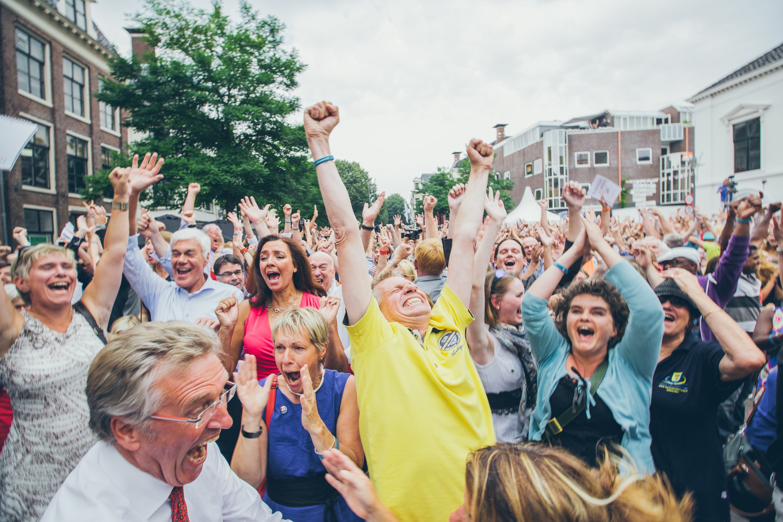 Een plein vol blije mensen – – Arcadia